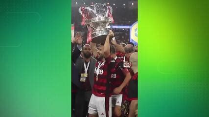 Everton Ribeiro é homenageado no Flamengo e se despede Foram os anos