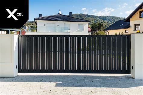 Black sliding gate Czarna brama przesuwna Evler Bahçe Ev planları