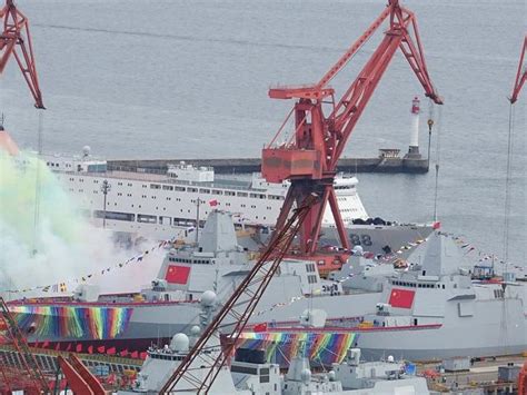 完成出塢 大連055萬噸驅逐艦雙艦下水高清畫面曝光 每日頭條