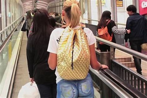 Mulher Caminha Nua Em Ruas Movimentadas Sem Ninguém Perceber