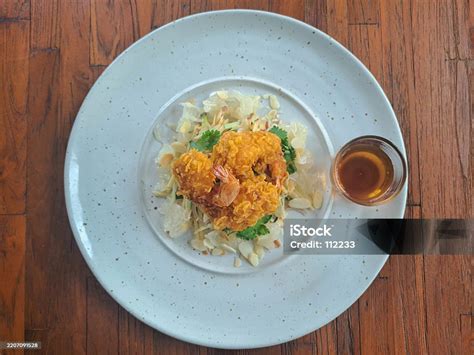 맛있는 Yum Som O 또는 망고 오이 포멜로 빵가루 입힌 새우를 곁들인 태국식 포멜로 샐러드와 솜오 드레싱 샐러드 음식 메뉴 상의 모습 0명에 대한 스톡 사진 및 기타