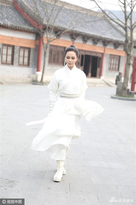 侠女风范！沈梦辰走路带风衣角飞扬仙气足新浪图片