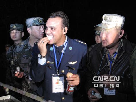 在观摩夜间食品加工时，外军学员和军事观察员对刚出锅的馒头赞不绝口。 中广网记者彭洪霞摄新浪图集新浪网