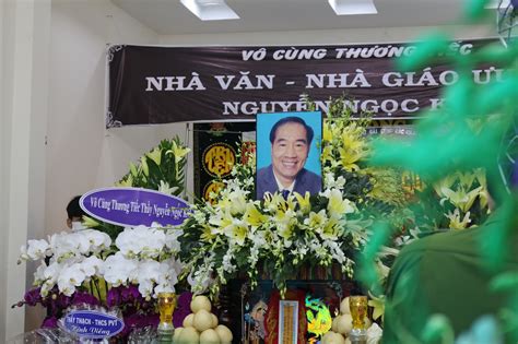 Con Gái Khóc Nhìn Kỷ Vật Và Tư Liệu Của Thầy Nguyễn Ngọc Ký Trong Tang Lễ