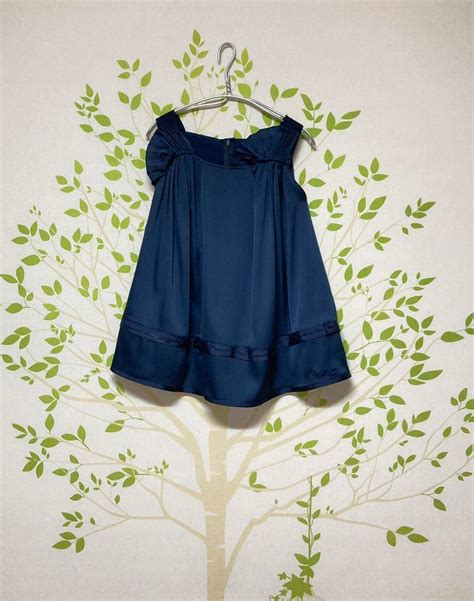 손정완 플리츠 밴딩 레터링 슬리브리스 블라우스 세컨웨어