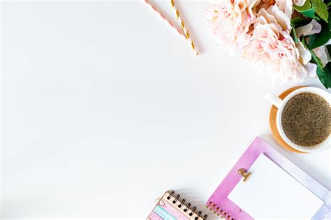 흰색 작업 장소 테이블 배경의 평평한 평지 와 커피 한 잔 에 넣어 플랫 레이 노트북 안경 모란 황금 종이 바인더 클립 및 펜 복사 공간이 있는 바탕 화면 모의 장면 0명에