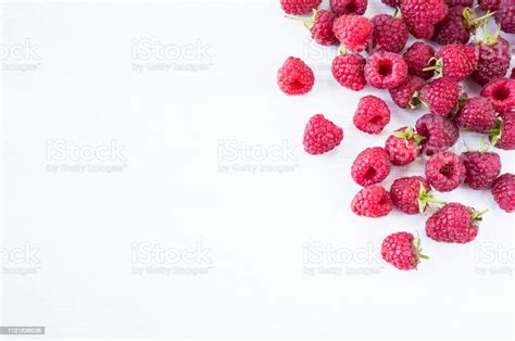흰색 바탕에 나무 딸기를 뿌려 텍스트에 대 한 복사 공간이 잘 익은 라스베리 흰색 바탕에 라즈베리 평면도 다양 한 신선한 여름 과일 채식주의자 또는 건강 한 식사 육즙과 맛