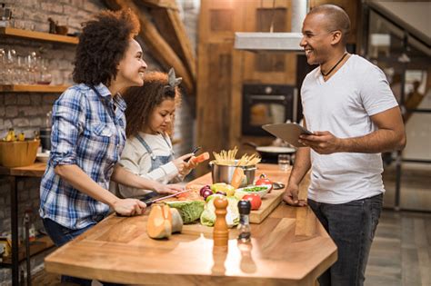 행복 한 아프리카계 미국인 가족 부엌에서 점심을 준비 하는 동안 의사 소통 3 명에 대한 스톡 사진 및 기타 이미지 3 명 가정 생활 가정 주방 Istock