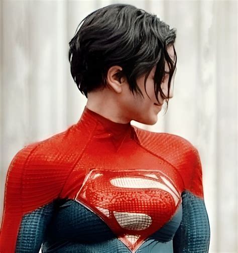 Sasha Calle As Supergirl Tagli Di Capelli Capelli Taglio