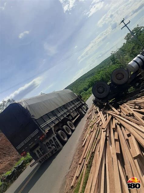 Carreta Carregada Madeira Tomba no trecho entre São Domingos do