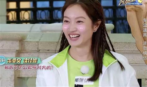这是在拍偶像剧吗？朱亚文街头霸道拥吻沈佳妮，撒糖还得看真夫妻网友一家视频