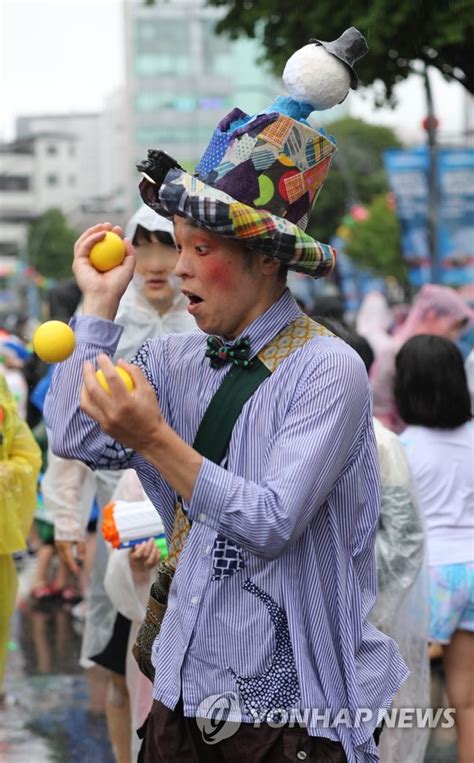 거리에서 하는 즉석 마임 공연 연합뉴스