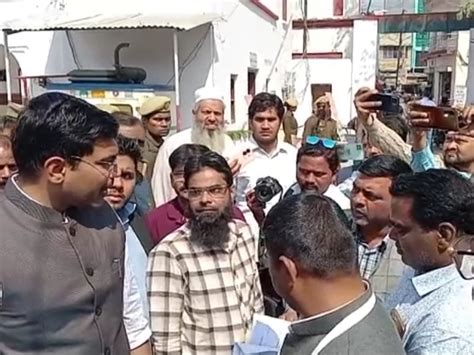 Members Submitted Memorandum To Sambhal Dm Said 25 Crores Was Spent
