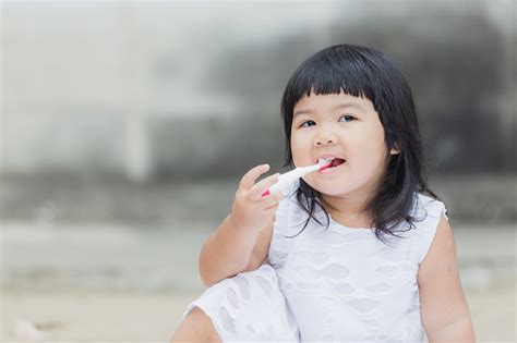 사랑 스러운 소녀 연습 또는 학습에 대 한 브러시 치아 건강 아이에 대한 스톡 사진 및 기타 이미지 아이 치실 건강관리와