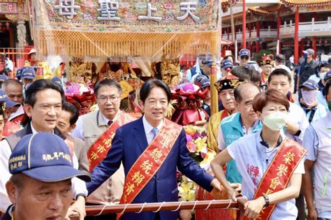 鹿耳門聖母廟土城香「貳日香」繞行臺江 準總統賴清德回娘家黃偉哲陪同扶轎