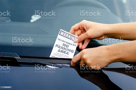 자동차 앞 유리에 주차 티켓을 복용 하는 여자의 클로즈업 경계 표지에 대한 스톡 사진 및 기타 이미지 경계 표지 교통 교통 위반 티켓 Istock