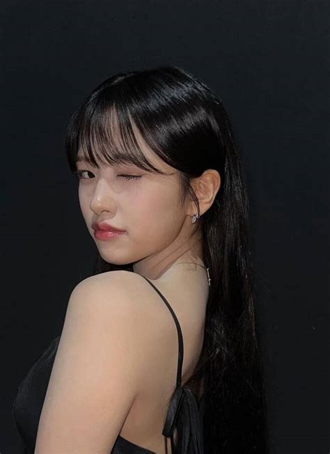 아이브 안유진 연말 시작 팬들 홀리는 오프숄더and슬리브리스 홀리데이룩 패션엔