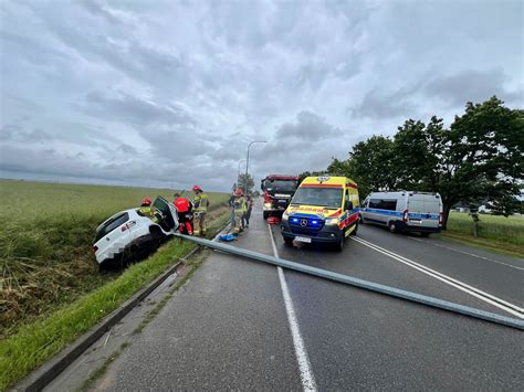 Nie zachował ostrożności włączając się do ruchu Doszło do zderzenia