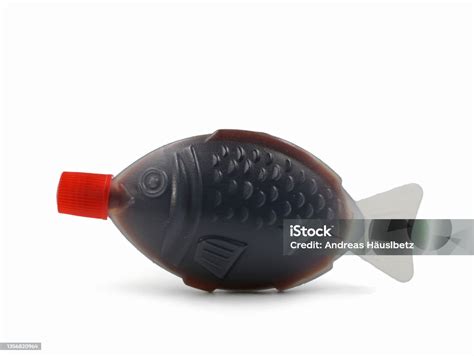 흰 배경에 고립 된 간장의 생선 모양의 플라스틱 테이크 아웃 용기 제공 대두 콩에 대한 스톡 사진 및 기타 이미지 대두 콩