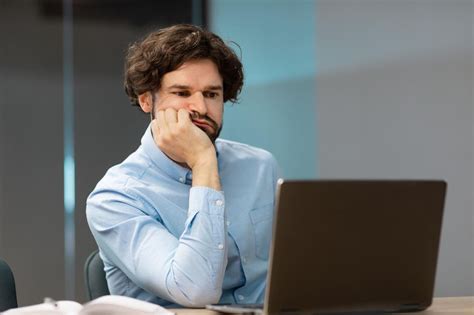 Expert Advice For Avoiding Doomscrolling At Work