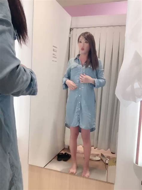 中田雫希 On Twitter 試着を終えて下着姿もチェックする女の子を演じてます♪😚🎵 周りに人がいる試着室で脱ぐのって興奮しますね♡😳