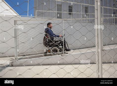 Homme En Fauteuil Roulant électrique Se Déplaçant Le Long Dun Chemin D