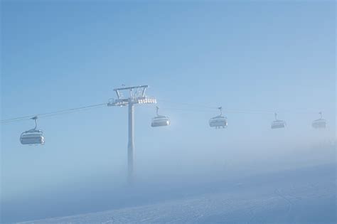 1월의 안개낀 날 노르웨이 하펠 스키 리조트의 스키 슬로프를 따라 스키 리프트 0명에 대한 스톡 사진 및 기타 이미지 0명 가루눈 가파른 Istock