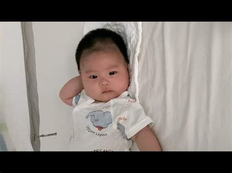 3个月的宝贝每天早上跟奶奶出门遛弯回来想就想睡觉 YouTube