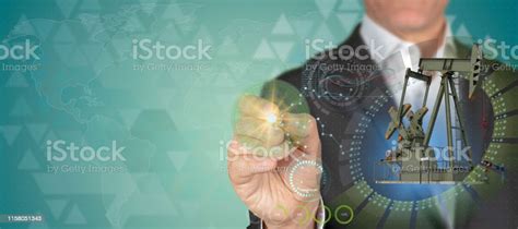 석유 산업 개념 Hud 디자인 기술 배경에 펜으로 3d 오일 펌프 물체를 가리키는 사업가 공학에 대한 스톡 사진 및 기타 이미지 공학 광업 그래프 Istock