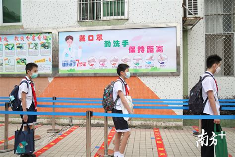 多图直击第二批学生返校复课！潮州小学生们在教室里“升旗”南方plus南方