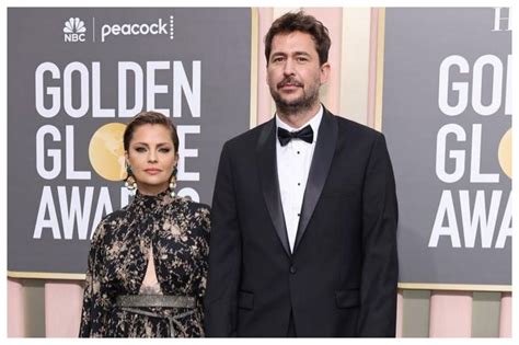 Dolores Fonzi Y Su Polémica Foto En Los Globos De Oro Lamiendo El Premio