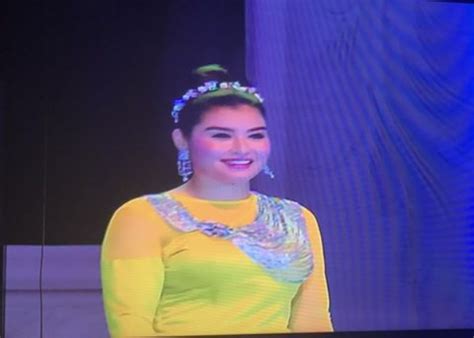 ရတဲ့အချိန်လေးမှာ ထမင်းကျွေးချော့ပြီး သားလေးနဲ ့ငြိမ်းချမ်းရေးယူနေတဲ့