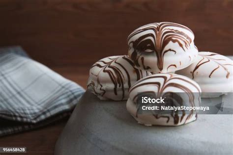 빈티지 접시와 나무의 자에 굳 하 힌 섬세 한 다 엽서 수 제 음식에 대 한 배경입니다 어머니의 날에 대 한 개념입니다 가을에 대한 스톡 사진 및 기타 이미지 Istock