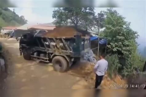 男子正在指挥倒车，要不是监控，都不知道多无语监控男子不知道