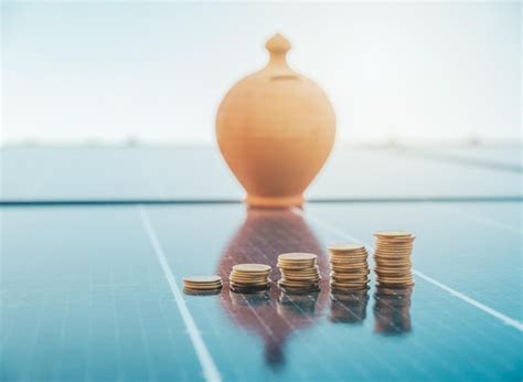 Inversión y dinero ahorrado mediante el uso de energía con panel solar Foto Premium