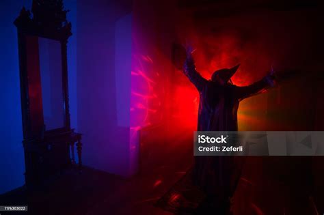 거울 무서운 할로윈 개념과 어두운 방 안에 유령의 공포 실루엣 배경에 안개와 빛 유령의 집 안에 마녀의 실루엣 가정의 방에 대한