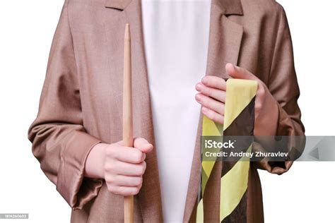흰색 배경에 고립된 스튜디오에서 노란색과 검은색 테이프를 들고 있는 여교사 복사 공간 35 39세에 대한 스톡 사진 및 기타