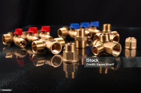 금속 및 구리 수도관 부품 세트 물 렌치 및 파이프 팔꿈치 파란색과 빨간색 색상 검은 색 배경 다른 모양 및 다른 크기 0명에 대한 스톡 사진 및 기타 이미지 Istock