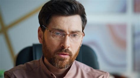Premium Photo Portrait Focused Corporate Manager Wearing Glasses For