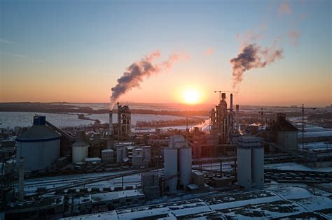 저녁에 산업 생산 지역에서 높은 콘크리트 공장 구조와 타워 크레인 시멘트 공장의 공중 보기 제조 및 글로벌 산업 개념 Performing Arts Event에 대한 스톡