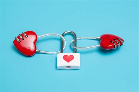 애정 매력 연결을 사랑해요 파란색 배경에 자물쇠의 형태로 두 마음 연애를 좋아합니다 유대감에 대한 스톡 사진 및 기타 이미지