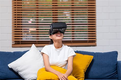 가상 현실 고글을 입고 젊은 아시아 여성 집에서 헤드셋 Future 기술 개념 3차원 형태에 대한 스톡 사진 및 기타 이미지 3차원 형태 Brand Name Video