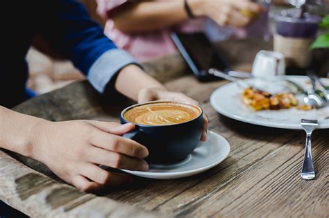 여자는 커피를 마시고 커피 카페에서 친구들과 이야기하고 있었다 20 29세에 대한 스톡 사진 및 기타 이미지 20 29세 교육 근거리 초점 Istock