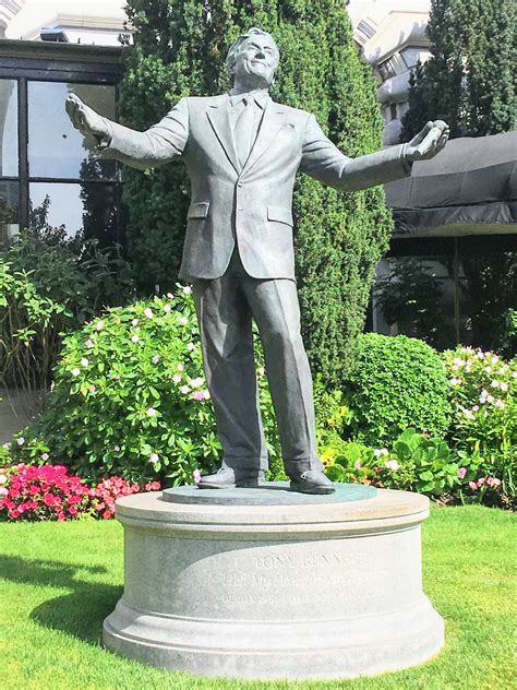 Tony Bennet Statue At Nob Hill San Francisco