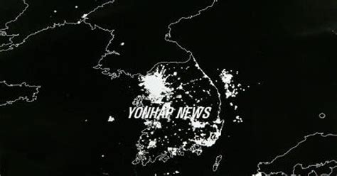 박대표가 럼즈펠드 국방장관으로부터 받은 한반도 야간 위성사진