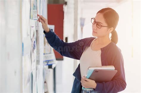 Estudiante Universitaria Adolescente Buscando Trabajo A Tiempo Parcial