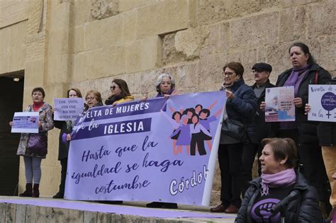 La concentración de la Revuelta de mujeres en la Iglesia en la Mezquita
