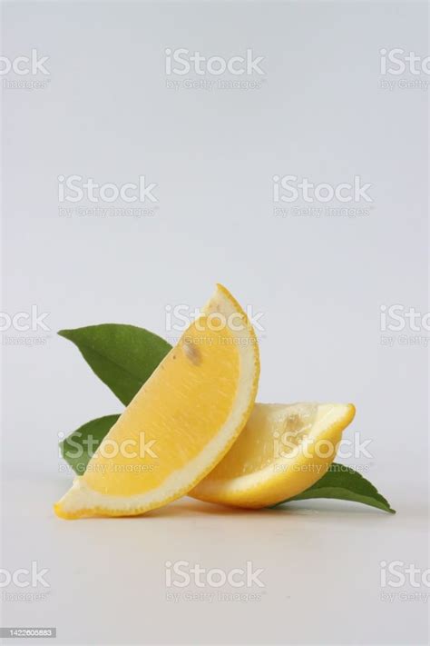 잎 레몬 쐐기 흰색 배경 전경에 초점 복사 공간이있는 감귤류 과일 조각의 클로즈업 이미지 껍질에 대한 스톡 사진 및 기타 이미지