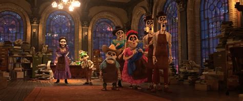Pixar S Coco Debuts New Footage And Music From Frozen Songwriters