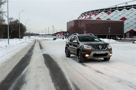 르노 더스터 현대식 소형 Suv 겨울 배경의 외부 전면 보기 르노 더 스터가 움직입니다 0명에 대한 스톡 사진 및 기타 이미지 Istock